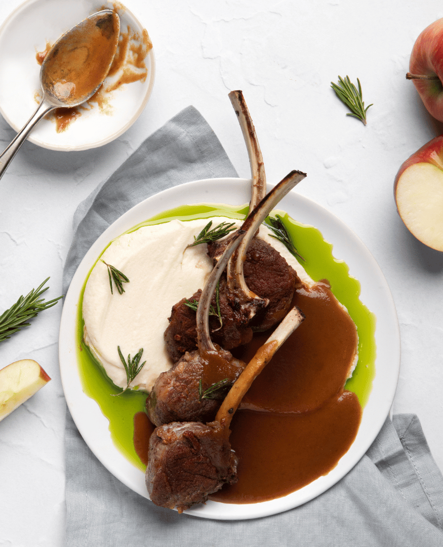 Costillas estofadas dulces con puré de manzana Washington y apionabo ...